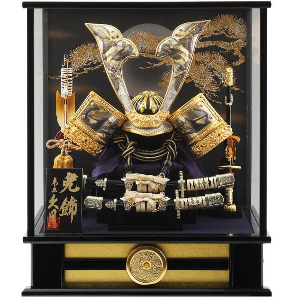 商品発送元：【公式】 人形の久月オンラインストア兜ケース飾りキッズ・ベビー・マタニティ、キッズ、おもちゃ、人形（日本人形・フランス人形）風情のある松と満月のモチーフを上品に描いたケース背景に、鍬形と吹き返しに勇ましい龍の彫金装飾を施した重厚...