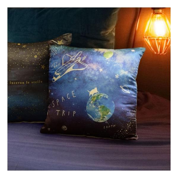 商品発送元：tesoroファッション・ブランド、レディース・婦人服サイズ：約45×45cm 原産国：インド 素材：［表地］ポリエステル100％、［裏地］コットン100％、インクジェットプリント 気分は宇宙旅行？子供部屋にもピッタリのデザイン...