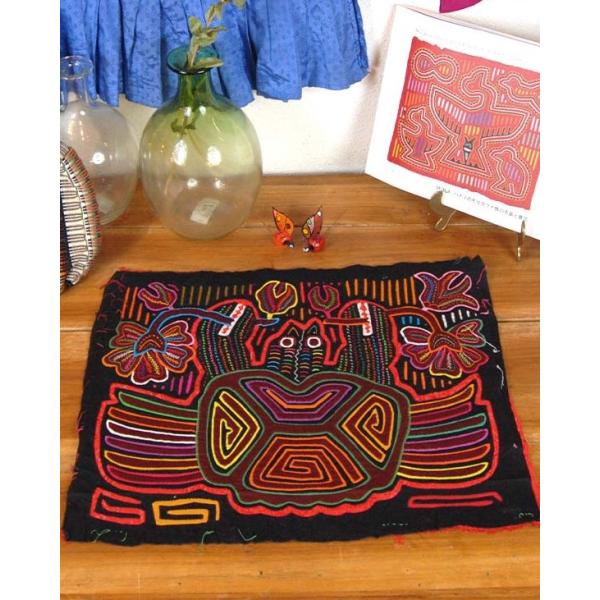 商品発送元：tesoroファッション・ブランド、カジュアル【商品説明】モラはパナマのサンブラス諸島に暮らすクナ族の女性たちが作っている民族衣装の女性用ブラウスの飾り布です。色の違う布を重ねて縫い、切込みを入れて鮮やかな色のラインを出し、模様...