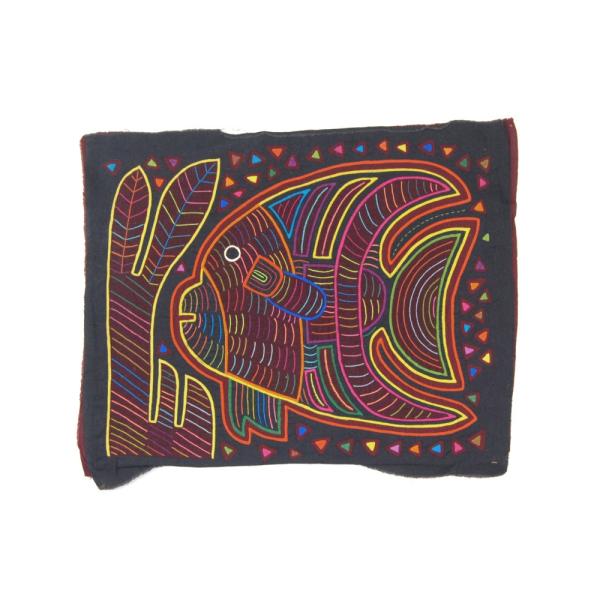 商品発送元：tesoroファッション・ブランド、カジュアル【商品説明】モラはパナマのサンブラス諸島に暮らすクナ族の女性たちが作っている民族衣装の女性用ブラウスの飾り布です。色の違う布を重ねて縫い、切込みを入れて鮮やかな色のラインを出し、模様...