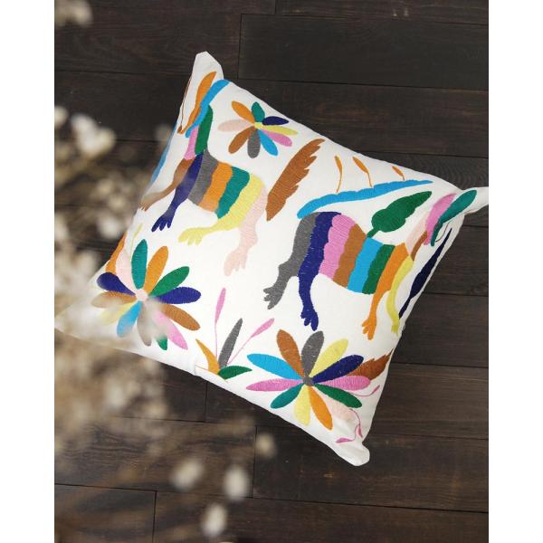 商品発送元：tesoroファッション・ブランド、カジュアル【商品説明】テナンゴ地方に住むオトミ族による刺繍が施されたクッションカバーカラフルな糸で様々な動物や花をモチーフに隙間なく塗りつぶすように刺繍されている。一色ずつ、一針一針丁寧に刺繍...