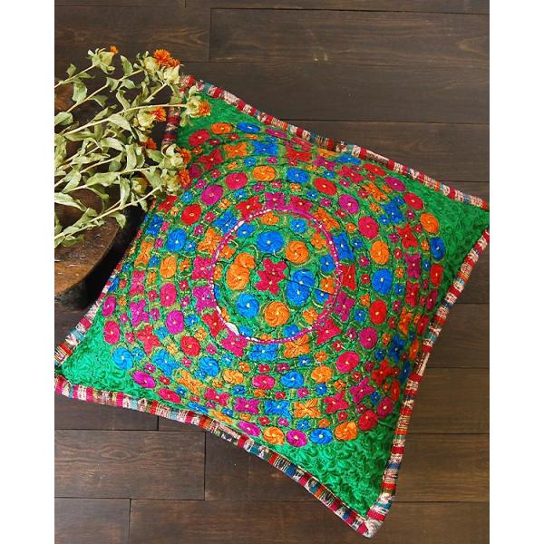 商品発送元：tesoroファッション・ブランド、カジュアル【商品説明】メキシコらしい鮮やかでカラフルな刺繍が施されたクッションカバーグアテマラとの国境近くのチアパス地方のもの。※クッションは別売り。カバーのみの販売となります。※本製品は、中...