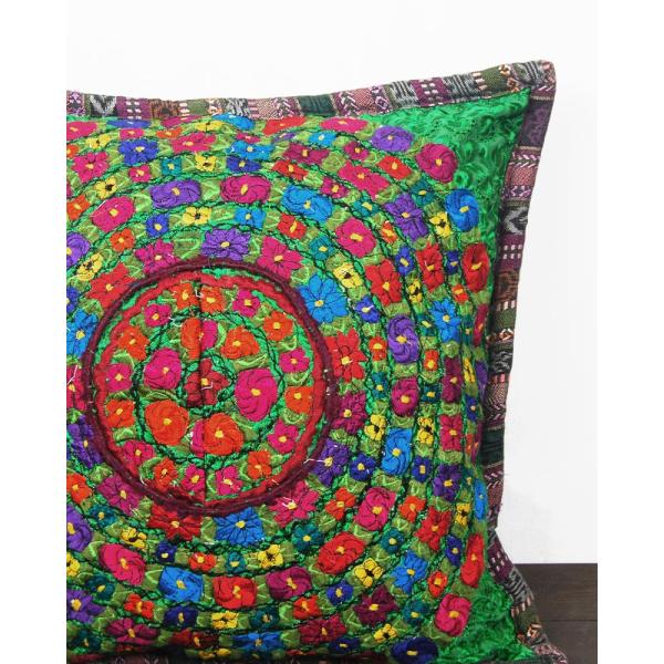 商品発送元：tesoroファッション・ブランド、カジュアル【商品説明】メキシコらしい鮮やかでカラフルな刺繍が施されたクッションカバーグアテマラとの国境近くのチアパス地方のもの。※クッションは別売り。カバーのみの販売となります。※本製品は、中...