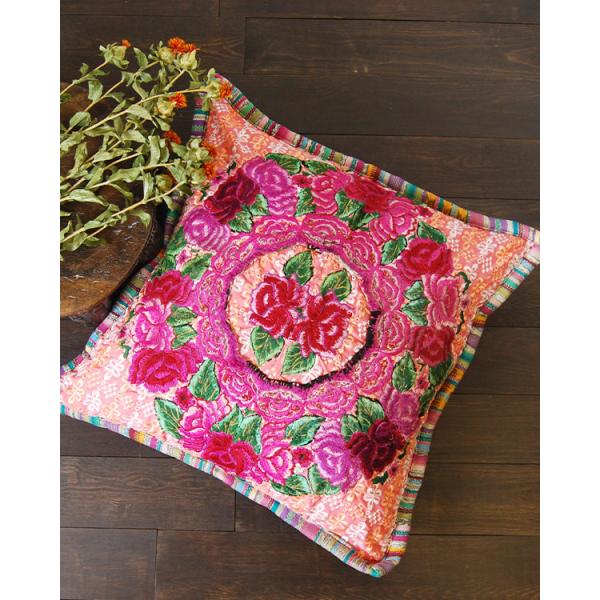 商品発送元：tesoroファッション・ブランド、カジュアル【商品説明】メキシコらしい鮮やかでカラフルな刺繍が施されたクッションカバーグアテマラとの国境近くのチアパス地方のもの。※クッションは別売り。カバーのみの販売となります。※本製品は、中...