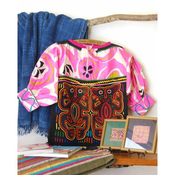 商品発送元：tesoroファッション・ブランド、カジュアル【商品説明】※本商品は、インテリア・観賞用としてのご利用をおすすめします。(額装して頂くか、流木などでハンギングして頂いても◎)モラはパナマのサンブラス諸島に暮らすクナ族の女性たちが...