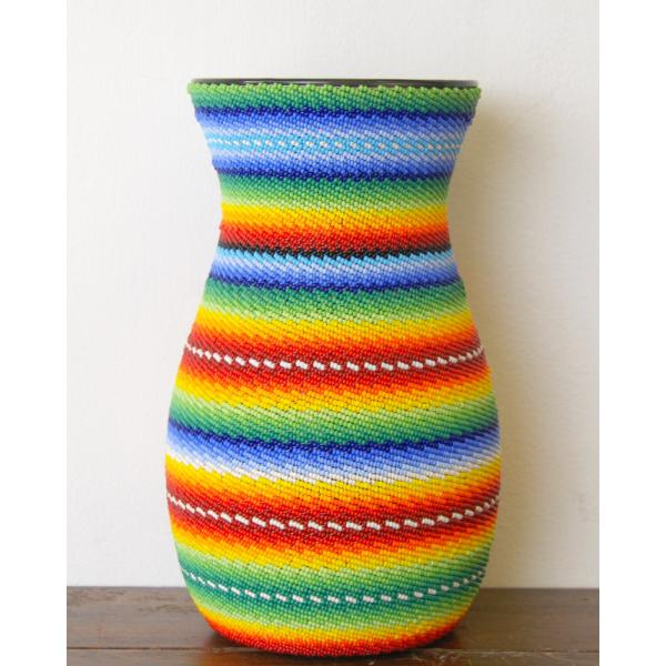 商品発送元：tesoroファッション・ブランド、カジュアル【商品説明】メキシコ先住民のひとつ、ウィチョール族の代表的なフォークアートビーズを敷き詰めていき、模様を描き出す。その模様は神聖な儀式で今も使用する、ペヨーテという食べると幻覚を見ら...