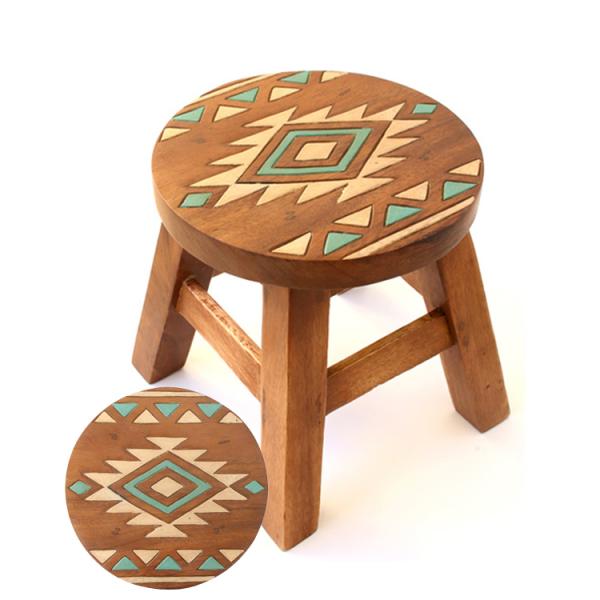 商品発送元：tesoroファッション・ブランド、レディース・婦人服サイズ：φ約25×H23〜25cm原産国：タイサーフな雰囲気にピッタリ合う！ネイティブ柄のスツール。爽やかにスタイリッシュに♪【ご使用いただく際のご注意】●白色、淡色の衣服の...