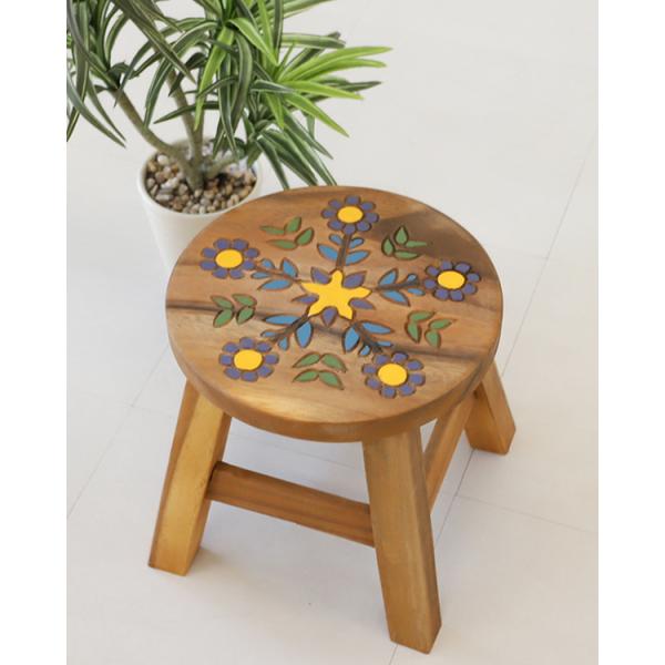 商品発送元：tesoroファッション・ブランド、レディース・婦人服サイズ：約φ25×H23〜25cm原産国：タイ素材：アカシア温もりのある優しいお花のウッドスツール野原に咲いたような優しい雰囲気が可愛いお花のアカシアスツールです。素朴な空気...