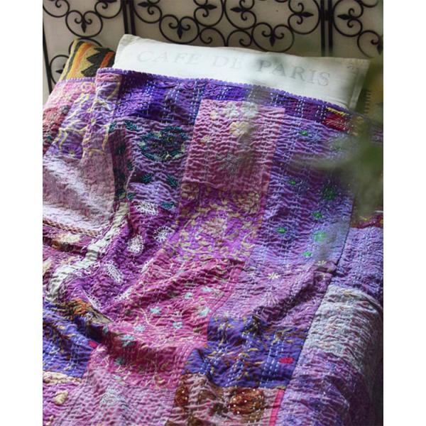商品発送元：tesoroファッション・ブランドサイズ：140cm×220cm原産国：インド鮮やかなインドの古布のパッチワークマルチクロス。ベッドカバーやテーブルクロスに。お部屋の雰囲気が華やかになる、鮮やかな古布のパッチワークマルチクロス。...
