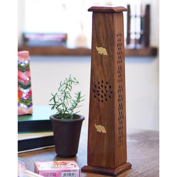 商品発送元：tesoroファッション・ブランド、レディース・婦人服サイズ：7.5cm×7.5cm×31cm原産国：インドプラスで入れた柄がポイントのシーシャムウッドを使った香炉。タワー型なので、場所を取らずに置けて便利です。▼お香・お香立て...