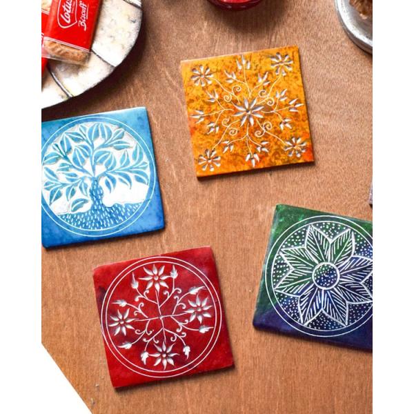 商品発送元：tesoroファッション・ブランド、レディース・婦人服サイズ：9cm×9cm×２点セット原産国：インド素材：ソープストーン石造建築、彫刻の歴史が深いインドの職人さんの手仕事によるソープストーン細工のコースター。ソープストーンは石...