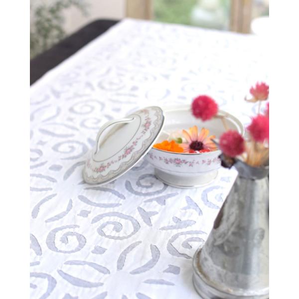 商品発送元：tesoroSALEファッション・ブランド、レディース・婦人服サイズ：33×120cm原産国：インド素材：綿100%インドの伝統的なリバースアップリケアイテム上布をくり抜いて下布に手縫いで重ねた伝統的なリバースアップリケのテーブ...