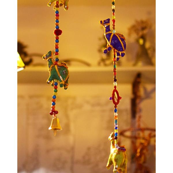 商品発送元：tesoroSALEファッション・ブランド、レディース・婦人服サイズ：全長115cm原産国：インド素材：カラフルで可愛いラクダモチーフのオーナメント華やかにお洒落をした小さなラクダがゆらゆら揺れるベル付きオーナメントです。インド...
