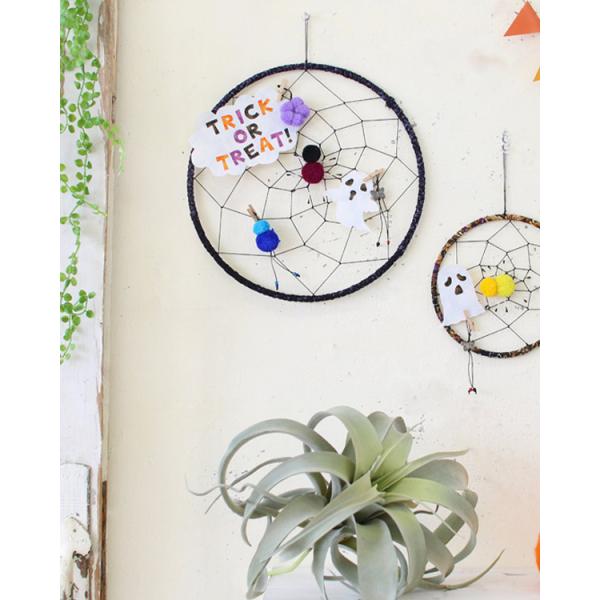 商品発送元：tesoroファッション・ブランド、レディース・婦人服サイズ：26×高さ31cm原産国：タイ素材： コットンで作った花やビーズのワンポイントでかわいくアレンジした小さな木のクリップが3つ付いたクモのカードホルダー。 お気に入りの...