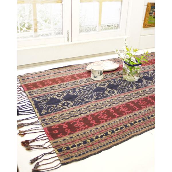 商品発送元：tesoroファッション・ブランド、レディース・婦人服サイズ：60cm×120cm原産国：インドネシア先染めした糸を織り上げた絣布「イカット」のテーブルランナー。素朴で優しい風合いの中に力強さも感じる素敵なクロスです。テーブルは...