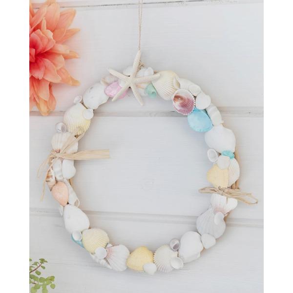 商品発送元：tesoroファッション・ブランド、レディース・婦人服サイズ：直径26cm×長さ36cm原産国：フィリピンパステルカラーが可愛いシェルのリース白とパステルカラーのシェルが混ざった優しい色合いが可愛いリース。マリンアイテムとしても...