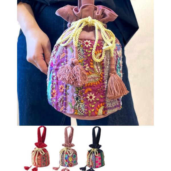 商品発送元：tesoroバッグ・靴・小物、バッグ 《商品説明》生産地：インドサイズ：たて20cm/よこ25cm/取手高21cm/底直径17cm素材：古布部分：綿、レーヨン表地、裏地：綿100％昨年も人気だった巾着バッグに今期の新作登場！きら...