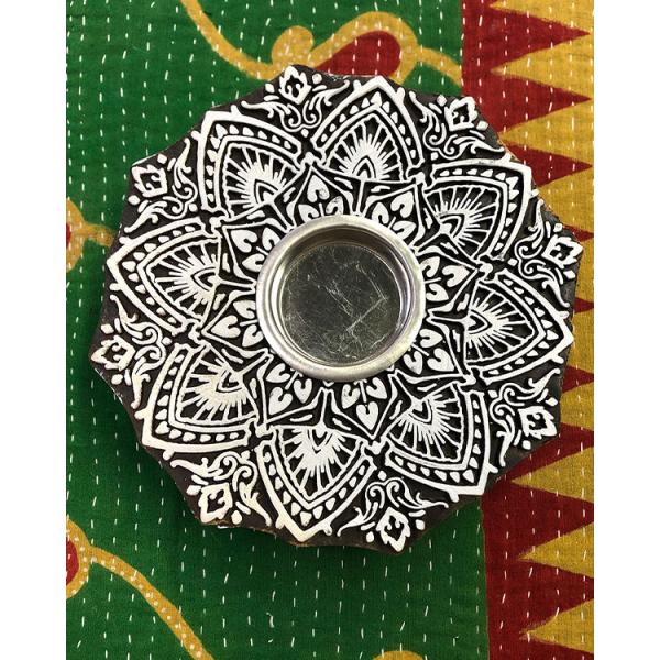 商品発送元：tesoroファッション・ブランド、レディース・婦人服《商品説明》サイズ：直径14cm生産地：インド素材：木製   エキゾチックなキャンドルホルダーブロックでかたどったキャンドルホルダーです。コーンタイプのお香立てとしてもお使い...