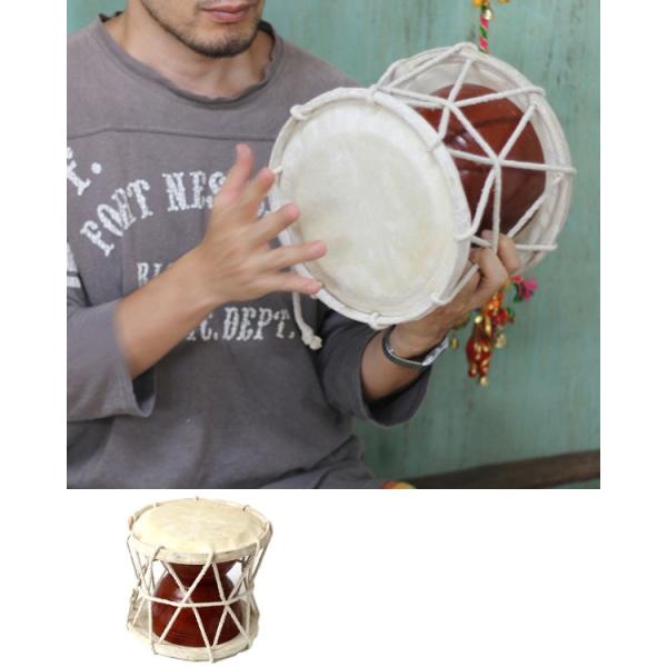 商品発送元：tesoroファッション・ブランド、レディース・婦人服《商品説明》サイズ：直径23×H20cm生産地：インド紐を使ってでんでん太鼓のように音を出したり、脇に抱えて紐を絞めたり緩めたりして叩き音色を変えます。。