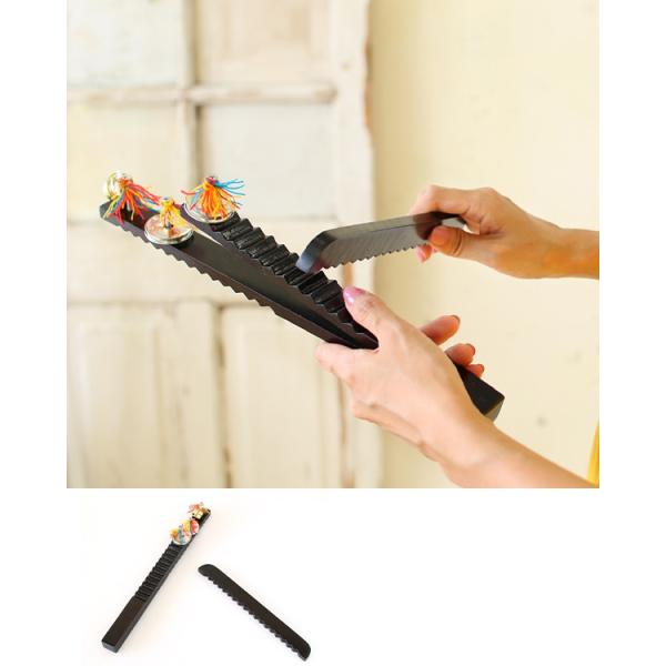 商品発送元：tesoroファッション・ブランド、レディース・婦人服《商品説明》サイズ：32cm生産地：ベトナム   思わず音を鳴らしたくなってしまうベトナム楽器手に持って閉じたり開いたりしてシャンシャンと音を出します。付属の棒で溝をこすり合...