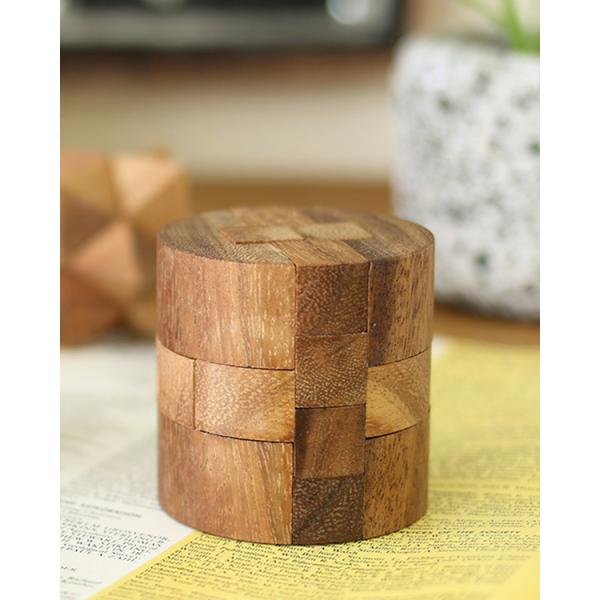 商品発送元：tesoroファッション・ブランド、レディース・婦人服《商品説明》サイズ：約直径5.7×H5.7cm生産地：タイ素材：木製   超難解、頭の体操!木のぬくもりが懐かしいパズル。難易度 ★★★レトロな木製のパズル。インテリアとして...