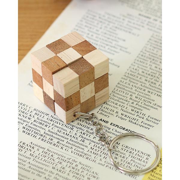 商品発送元：tesoroファッション・ブランド、レディース・婦人服《商品説明》サイズ：約幅2.2×高さ2.2cm生産地：タイ素材：木製   超難解、頭の体操!木のぬくもりが懐かしいパズル。難易度 ★★★★レトロな木製のパズル。インテリアとし...