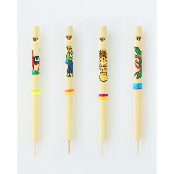 商品発送元：tesoroファッション・ブランド、レディース・婦人服《商品説明》商品サイズ：長さ約16cm生産地：ペルー素材：竹製   ペルーの可愛い絵柄が特徴のピロピロ笛。下のスティックを上下すると「ピヨ〜ン」と音が変化します。【こちらの商...