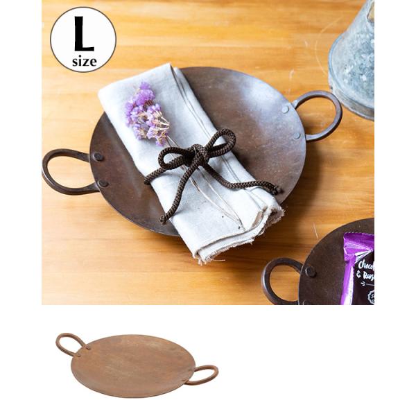 商品発送元：tesoroファッション・ブランド、レディース・婦人服《商品説明》 ・商品サイズ：27×19.5×高さ4.5cm・生産地：インド   ブロカント風なアイアンシリーズ登場！ アイアン製の持ち手がついたトレイ。 小物やアクセサリーを...