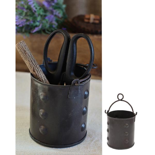 商品発送元：tesoroファッション・ブランド、レディース・婦人服《商品説明》 ・商品サイズ：9×高さ10cm・生産地：インド・素材：アイアン   ブロカント風なアイアンシリーズ登場！ ポツポツとエンボス加工された重厚感あるアイアンのバケツ...