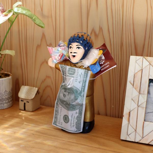 商品発送元：tesoroファッション・ブランド、レディース・婦人服サイズ：高さ約18cm原産国：ペルー金運パワーを引き寄せる！？エケコ人形持っているだけで金運アップしそうなエケコ人形です。 お金、お酒（ストロー）、布団（スポンジ）、米や麦（...