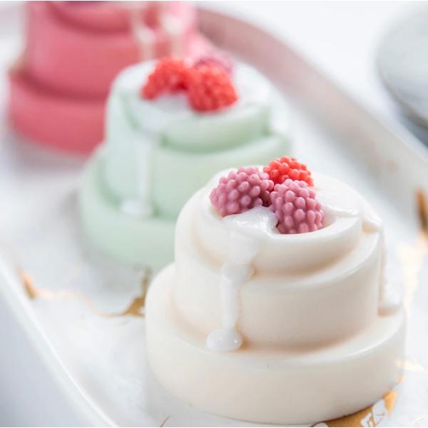 商品発送元：キャンドルのある暮らし　本店おもちゃ・ホビー・ゲーム本物そっくりの割れベリーが作れるシリコンモールド です。スイーツキャンドルの装飾にオススメです。ラズベリー型モールドサイズ:直径7.2×厚さ1.6cm完成サイズ:直径1.1cm...