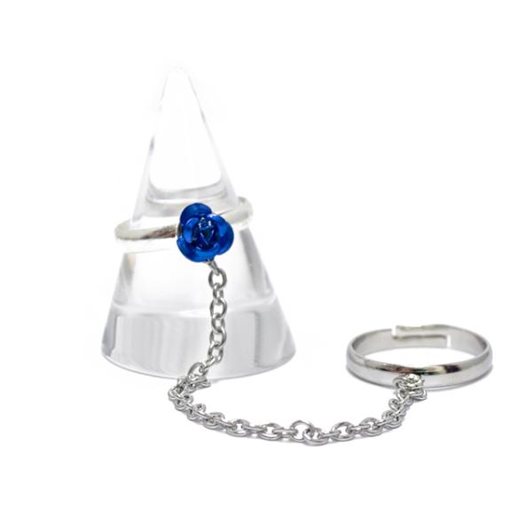 商品発送元：LISTEN FLAVORファッション・ブランドシンプルな小さい薔薇がついた2連のリングが珍しいデザインのリングです。ゴシック系、地雷系からフェミニンまで幅広くご利用いただけます。 ★その他のカラー★　赤　 ■サイズ フリーサイ...