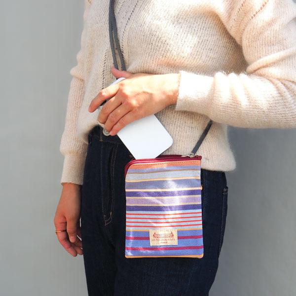 商品発送元：レ・トワール・デュ・ソレイユ公式オンラインショップバッグ・靴・小物、雑貨・小物、定期入れ・パスケースパスポートや携帯電話など小物を入れるのにぴったりなミニポーチショルダー。ご旅行時はもちろん、普段使いの貴重品入れとしてもおすすめ...