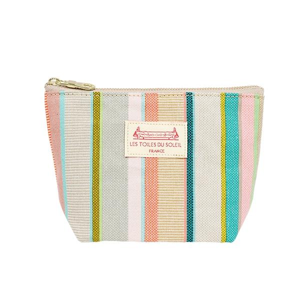 商品発送元：レ・トワール・デュ・ソレイユ公式オンラインショップビューティ・コスメ・香水、メイク雑貨・小物、ポーチ・メイクボックスリクエストにお応えして、ソレイユポーチがコットンネームになりました。カタランの女性が、テーブルクロスを広げている...