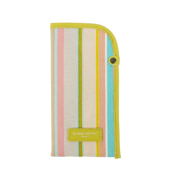 商品発送元：レ・トワール・デュ・ソレイユ公式オンラインショップバッグ・靴・小物、眼鏡・サングラス、眼鏡小物フラットタイプのメガネケース。高級感のある革のパイピングとロゴネームがポイントです。メガネを傷つけないよう、裏地には柔らかい生地を使用...