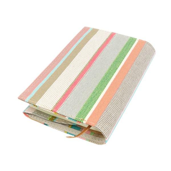 商品発送元：レ・トワール・デュ・ソレイユ公式オンラインショップ本・雑誌・コミック、その他ストライプ生地を全面に使用した文庫本サイズのブックカバー。飽きのこないシンプルなデザインとレザーのしおりがポイントです。A6サイズの手帳カバーとしてもお...