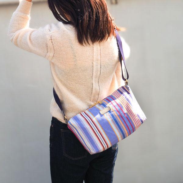 商品発送元：レ・トワール・デュ・ソレイユ公式オンラインショップバッグ・靴・小物、バッグ、婦人用バッグ、ショルダーバッグ、その他レ・トワール・デュ・ソレイユ人気の定番ショルダーバッグ。ストライプの柄ごとに色を変えたレザーをあわせ、ロゴ文字をゴ...