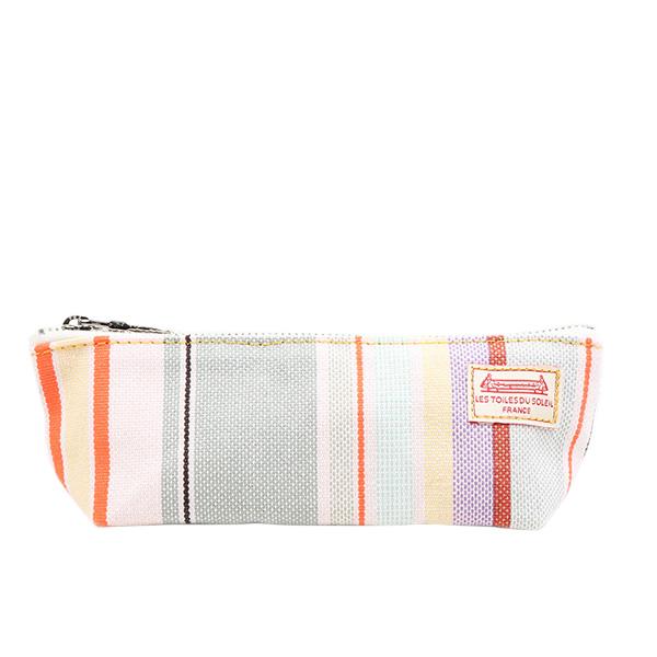 商品発送元：レ・トワール・デュ・ソレイユ公式オンラインショップ生活・インテリア・文具、文具人気のマチ付きペンポーチが、色柄をよりお楽しみ頂けるよう縦ストライプになりました。ご自分用はもちろん、ちょっとした贈り物にもおすすめです。 素材 本体...
