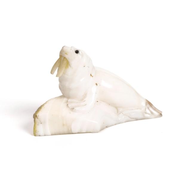 商品発送元：マライカ公式通販Z90生活・インテリア・文具、インテリア小物・置物、置物氷の上に乗ったセイウチのフェティッシュズニ族にとって、水は生命を育む源であり、豊穣や再生を象徴する重要なモチーフです。セイウチなどの海の生き物は水や海を連想...