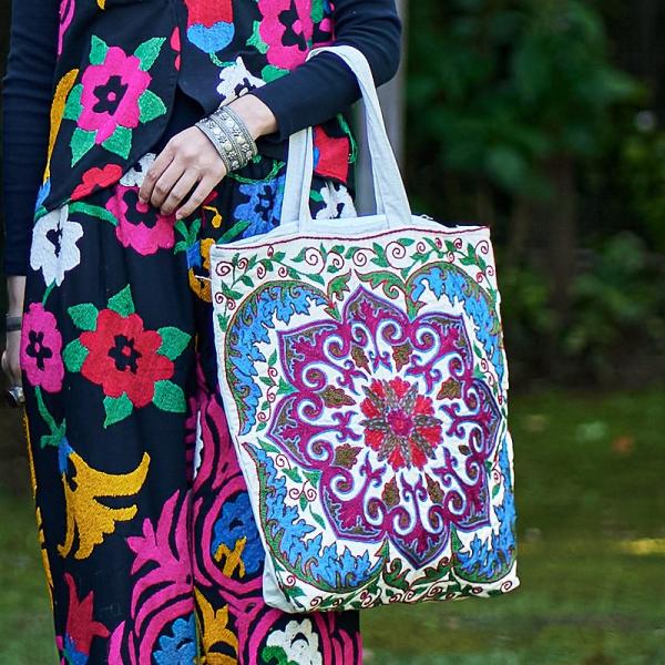 商品発送元：マライカ公式通販Z71バッグ・靴・小物、バッグ、婦人用バッグ、トートバッグウズベキスタンの伝統刺繍「スザニ」を使ったトートバッグ  ウズベキスタンの手刺繍「スザニ」で作られたシンプルなトートバッグ。刺繍や生地は１点１点異なります...