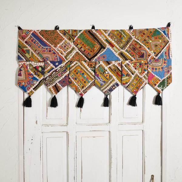 商品発送元：マライカ公式通販Y51生活・インテリア・文具、カーテン・ブラインド、カーテン幸運を招き入れるトーランパキスタンの女性が身にまとう伝統的なドレスの刺繍部分をパッチワークにしたトーラン。トーランは玄関やお部屋の入り口に飾る、お守りの...