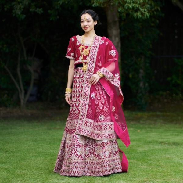 商品発送元：マライカ公式通販衣料ファッション・ブランド、レディース・婦人服鮮やかなピンクにゴールドやシルバーの装飾とピンクのベールが煌びやかに映える民族衣装インドの婚礼衣装レンガチュンニ。ウェディングドレスのように、現地ではウェディングとい...