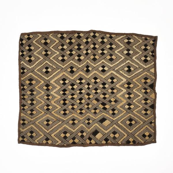 商品発送元：マライカ公式通販Y13生活・インテリア・文具幾何学模様が魅力の草ビロード  ラフィア椰子の繊維から作られる、アフリカ・クバ王国の伝統布「クバ布」。中でも、ショワ族によって作られる「草ビロード」は、独特の凹凸感と幾何学的で芸術性の...