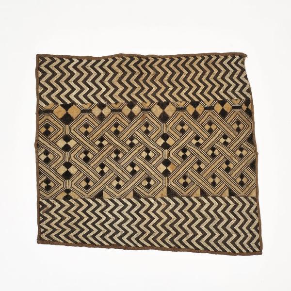 商品発送元：マライカ公式通販Y13生活・インテリア・文具、クッション・テーブルクロス・布装飾幾何学模様が魅力の草ビロード  ラフィア椰子の繊維から作られる、アフリカ・クバ王国の伝統布「クバ布」。中でも、ショワ族によって作られる「草ビロード」...