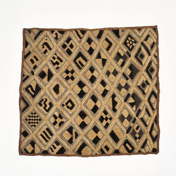 商品発送元：マライカ公式通販Y13生活・インテリア・文具、クッション・テーブルクロス・布装飾幾何学模様が魅力の草ビロードラフィア椰子の繊維から作られる、アフリカ・クバ王国の伝統布「クバ布」。中でも、ショワ族によって作られる「草ビロード」は、...