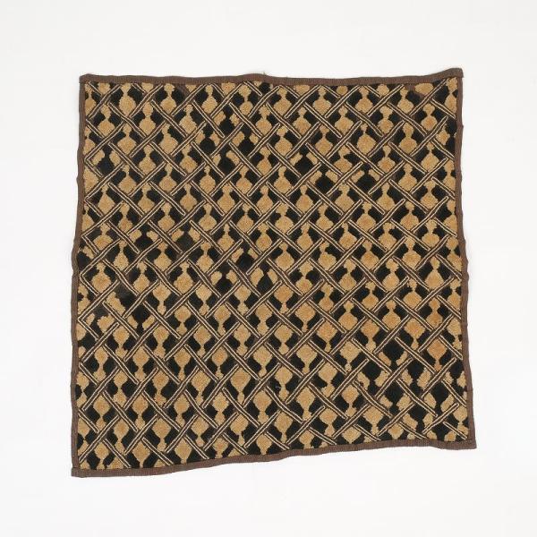 商品発送元：マライカ公式通販3F生活・インテリア・文具幾何学模様が魅力の草ビロードラフィア椰子の繊維から作られる、アフリカ・クバ王国の伝統布「クバ布」。中でも、ショワ族によって作られる「草ビロード」は、独特の凹凸感と幾何学的で芸術性の高い模...