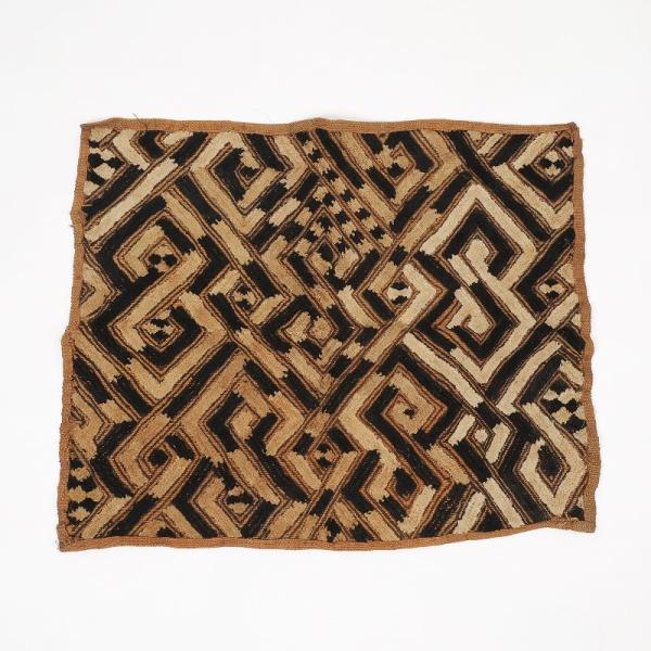 商品発送元：マライカ公式通販3F生活・インテリア・文具、クッション・テーブルクロス・布装飾幾何学模様が魅力の草ビロードラフィア椰子の繊維から作られる、アフリカ・クバ王国の伝統布「クバ布」。中でも、ショワ族によって作られる「草ビロード」は、独...