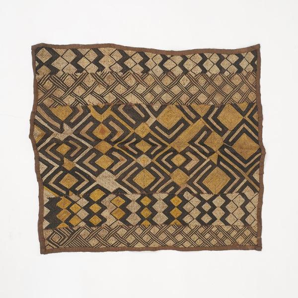 商品発送元：マライカ公式通販3F生活・インテリア・文具幾何学模様が魅力のクバ布ラフィア椰子の繊維から作られる、アフリカ・クバ王国の伝統布「クバ布」。幾何学的で芸術性の高い模様が特徴で、アフリカンファブリックの中でもひときわ強い存在感を放ちま...