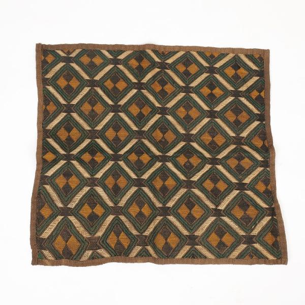 商品発送元：マライカ公式通販3F生活・インテリア・文具幾何学模様が魅力のクバ布ラフィア椰子の繊維から作られる、アフリカ・クバ王国の伝統布「クバ布」。幾何学的で芸術性の高い模様が特徴で、アフリカンファブリックの中でもひときわ強い存在感を放ちま...