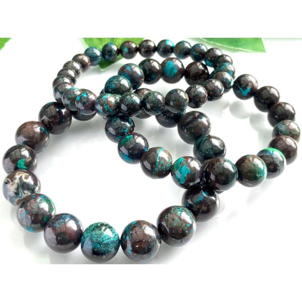 商品発送元：激安天然石卸専門の仕入パワーストーン（株）島田商事ジュエリー・アクセサリー、ジュエリー・アクセサリーシックな色合いのブラッククリソコーラのブレスレットです。アズライト、マラカイトなどが混ざり合い、大地をを思わせる色彩が非常に美し...